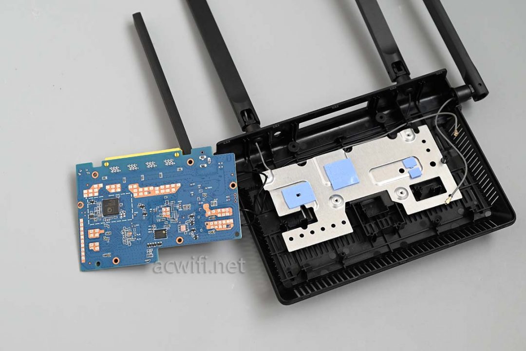 散热做得可以的，硅脂垫片该有的地方也有。