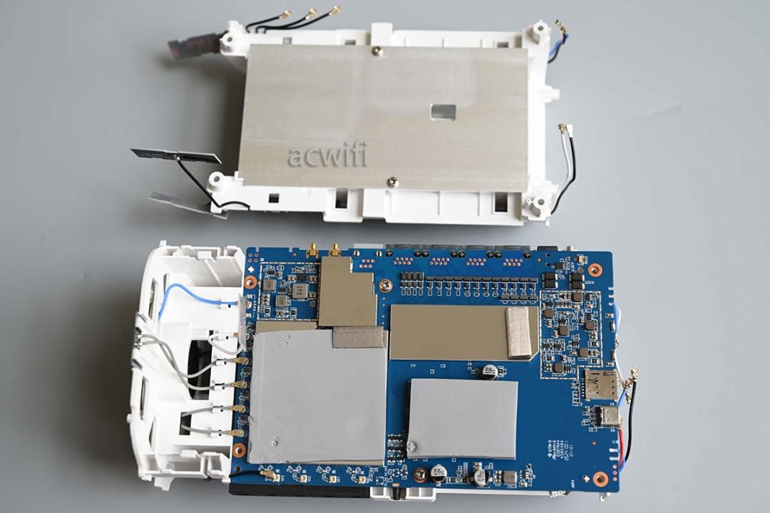 通则ZLT X300 MAX 5G CPE拆机，三频BE19000支持6G和N79-路由器交流